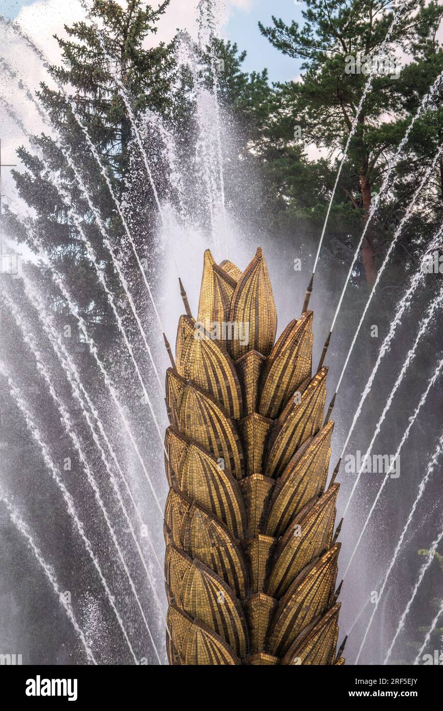 MOSCOW, RUSSIA - July 29, 2022: Legendary Soviet fountain Zolotoy Kolos ...