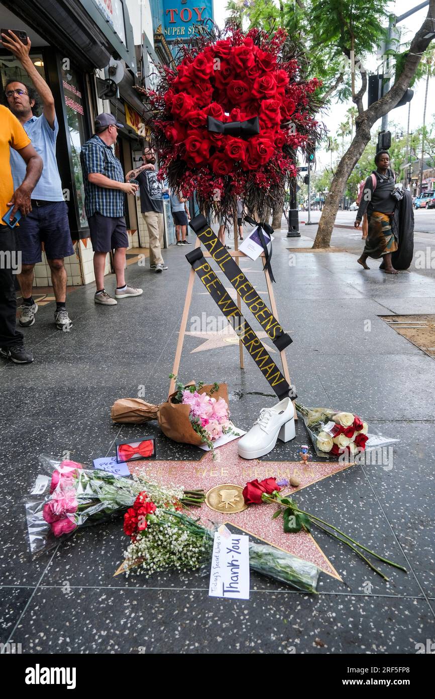 Los Angeles, United States. 31st July, 2023. A wreath, note messages ...