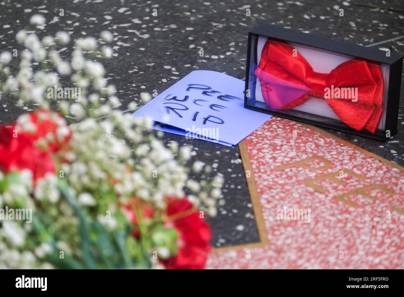 Los Angeles, United States. 31st July, 2023. Note messages and flowers ...