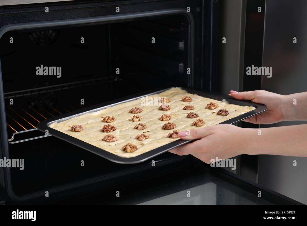 Putting oriental hi-res stock photography and images - Alamy