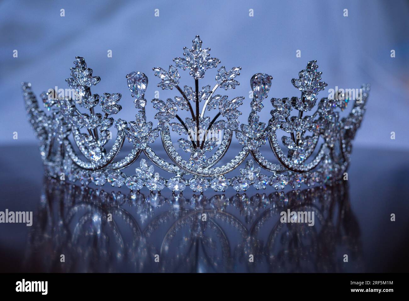 Diamond tiara hi-res stock photography and images - Alamy