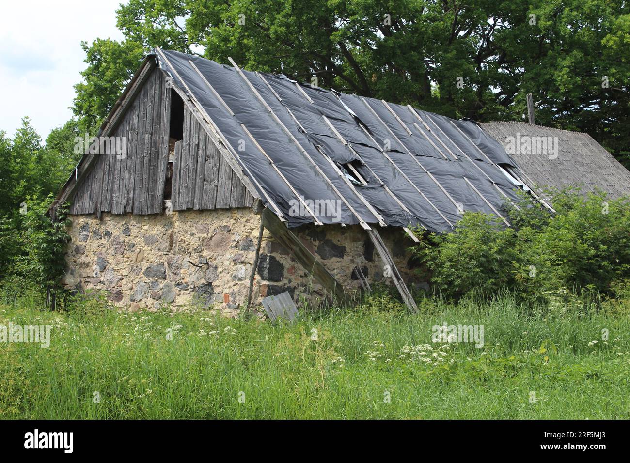 Abandoned barn hi-res stock photography and images - Alamy