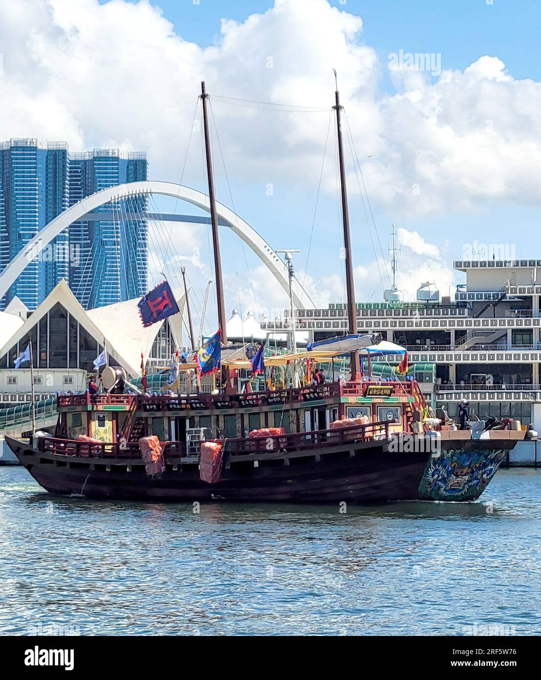 Joseon Tongsinsa ship departs for Japan after 212 yrs A ship carrying ...