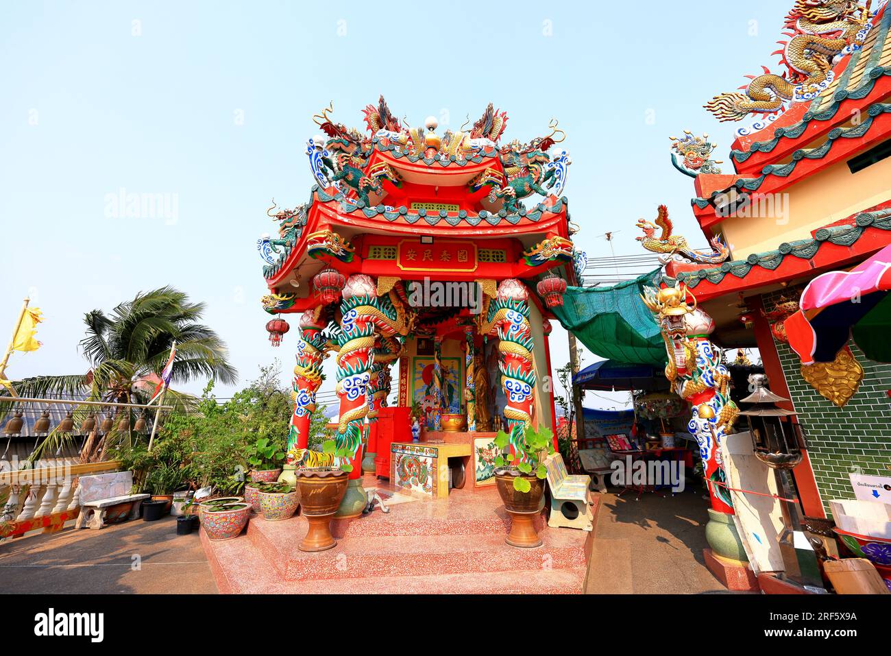 Koh Loi Si Racha: a small island features a temple in Si Racha District ...