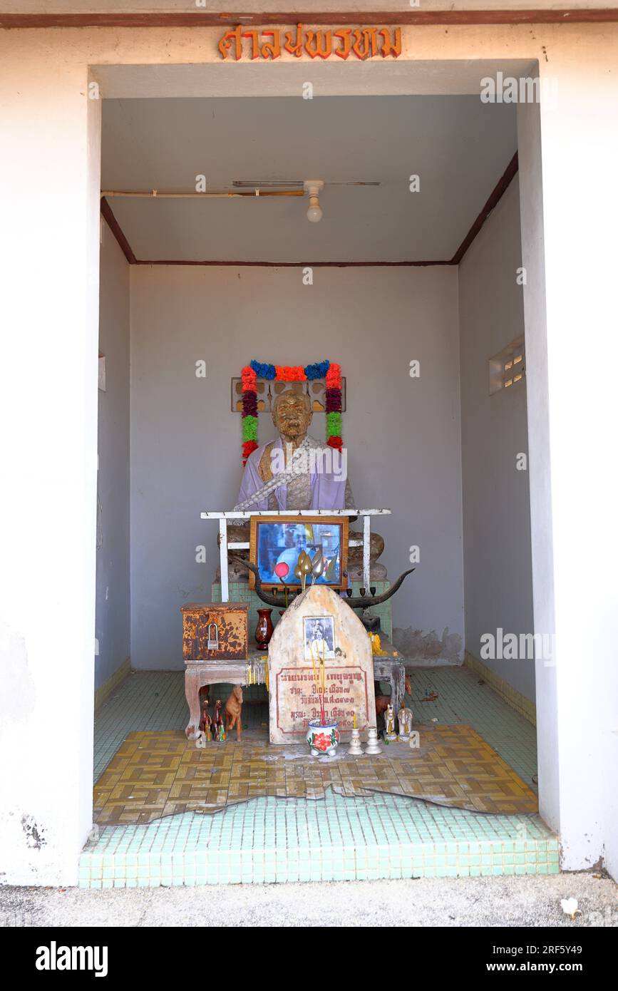 Koh Loi Si Racha: a small island features a temple in Si Racha District ...