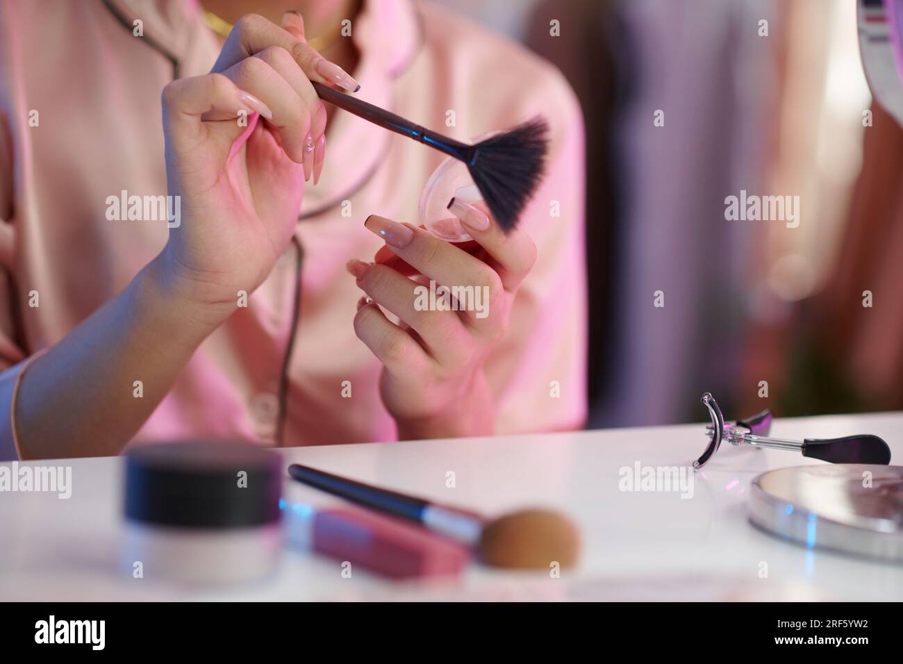 Woman influencer makeup powder hi-res stock photography and images - Alamy