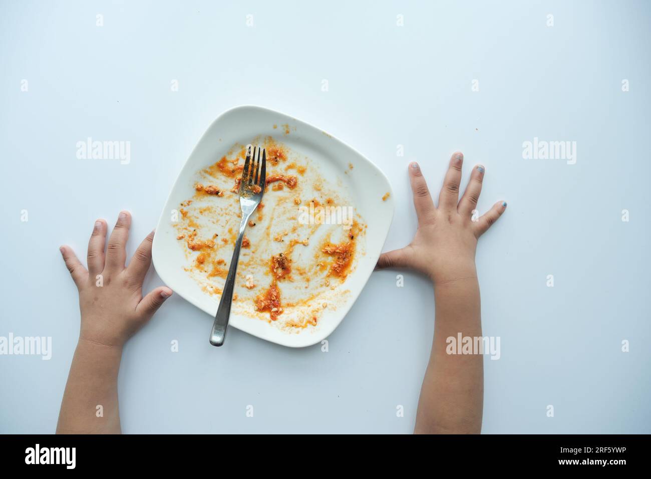 Child with empty dinner plate hi-res stock photography and images - Alamy