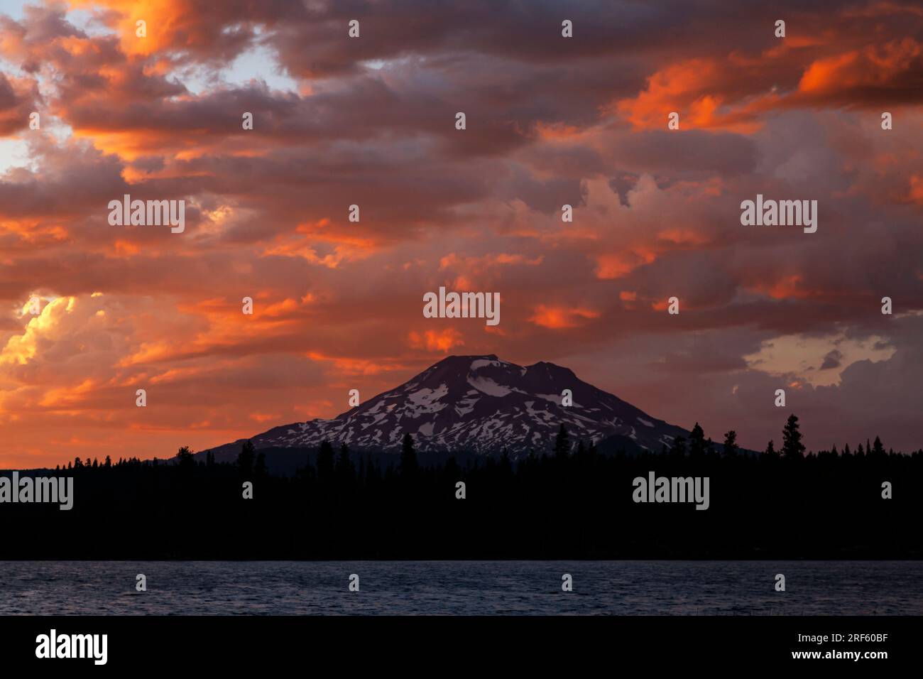 The skies glow at sunset above the Mount Bachelor volcano in the ...