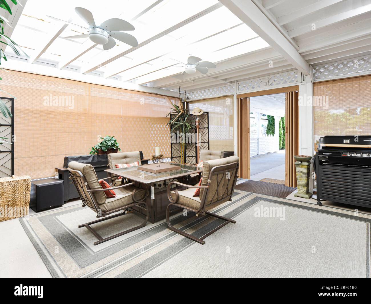 Modern residential exterior covered patio Stock Photo - Alamy