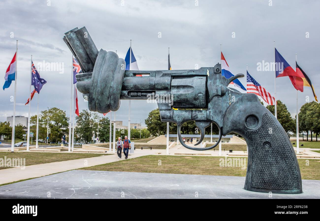 Non-Violence sculpture by Carl Fredrik Reuterswärd, a knotted Colt ...