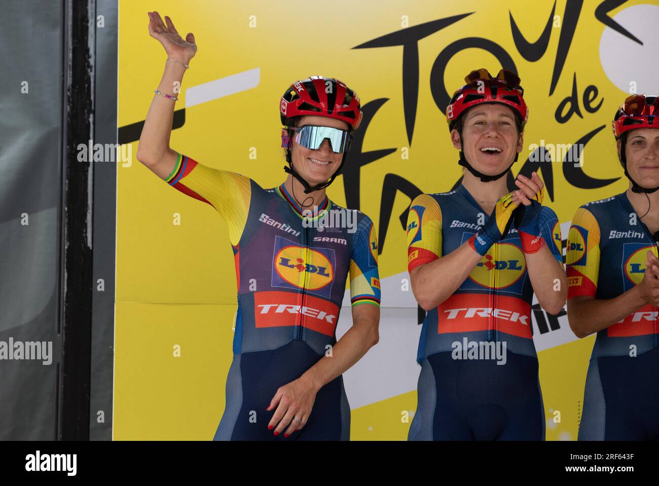 ELIZABETH DEIGNAN at the start of stage 6 of the Women's Tour de France ...