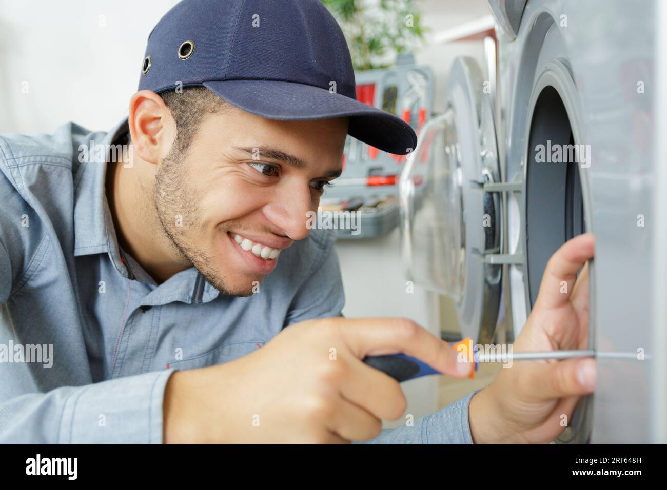 Man fixing washing machine hi-res stock photography and images - Alamy