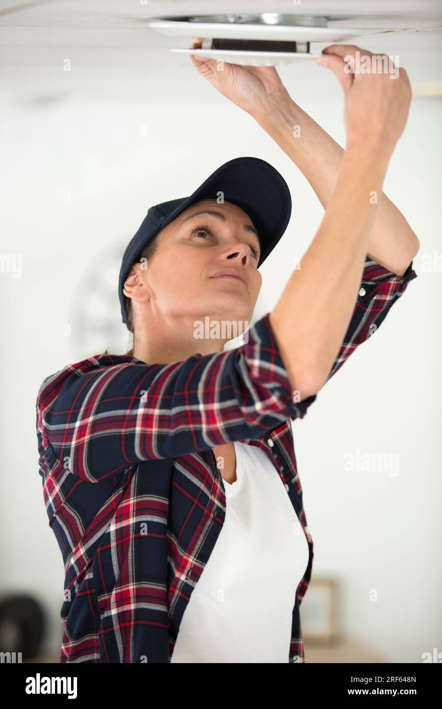 Female engineer installing air hi-res stock photography and images - Alamy