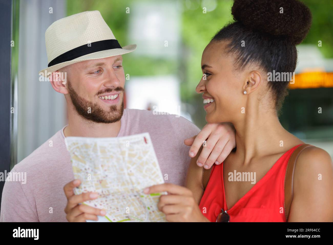Tourists looking at bus map hi-res stock photography and images - Alamy