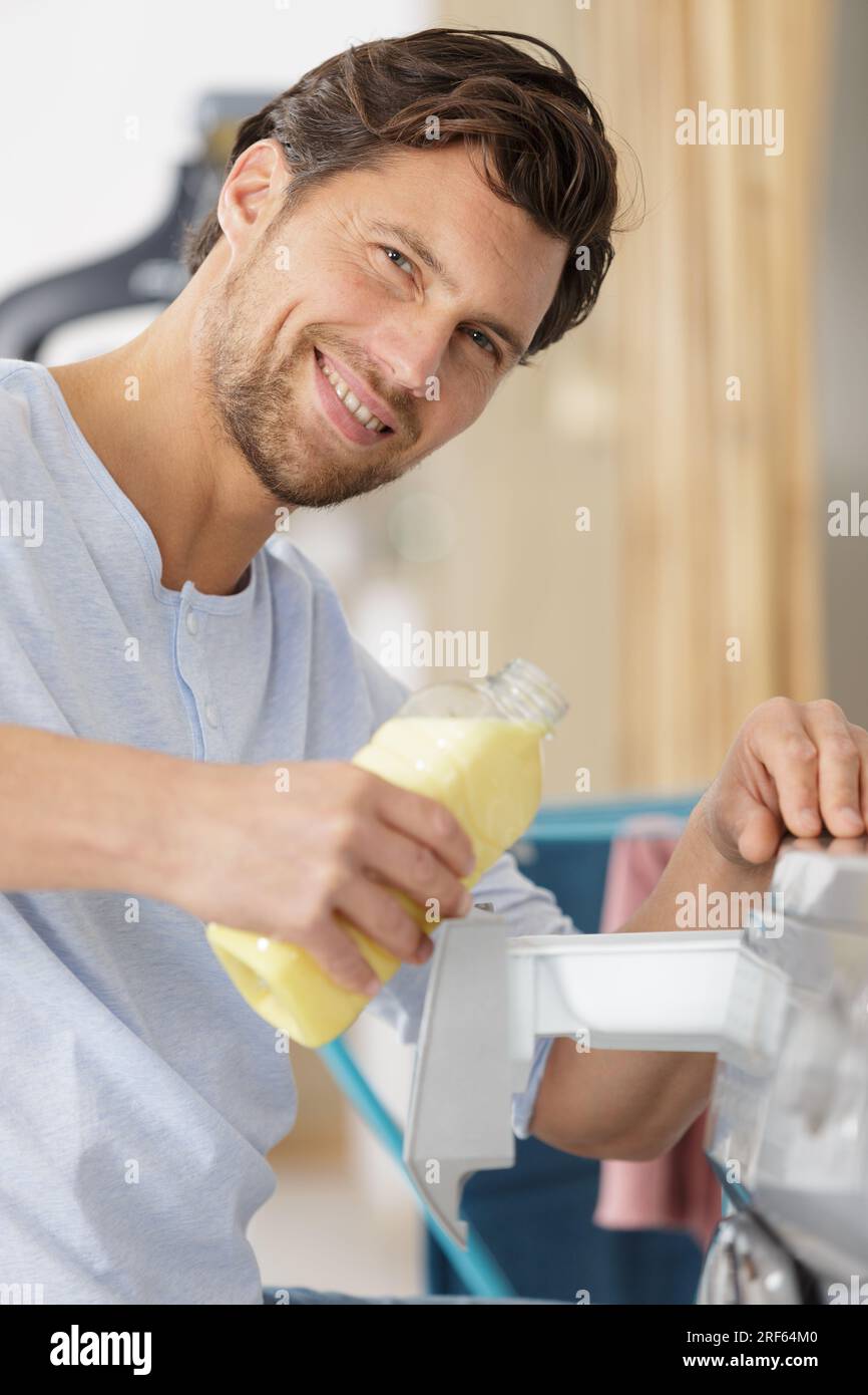 Laundry detergent pouring in hi-res stock photography and images - Alamy