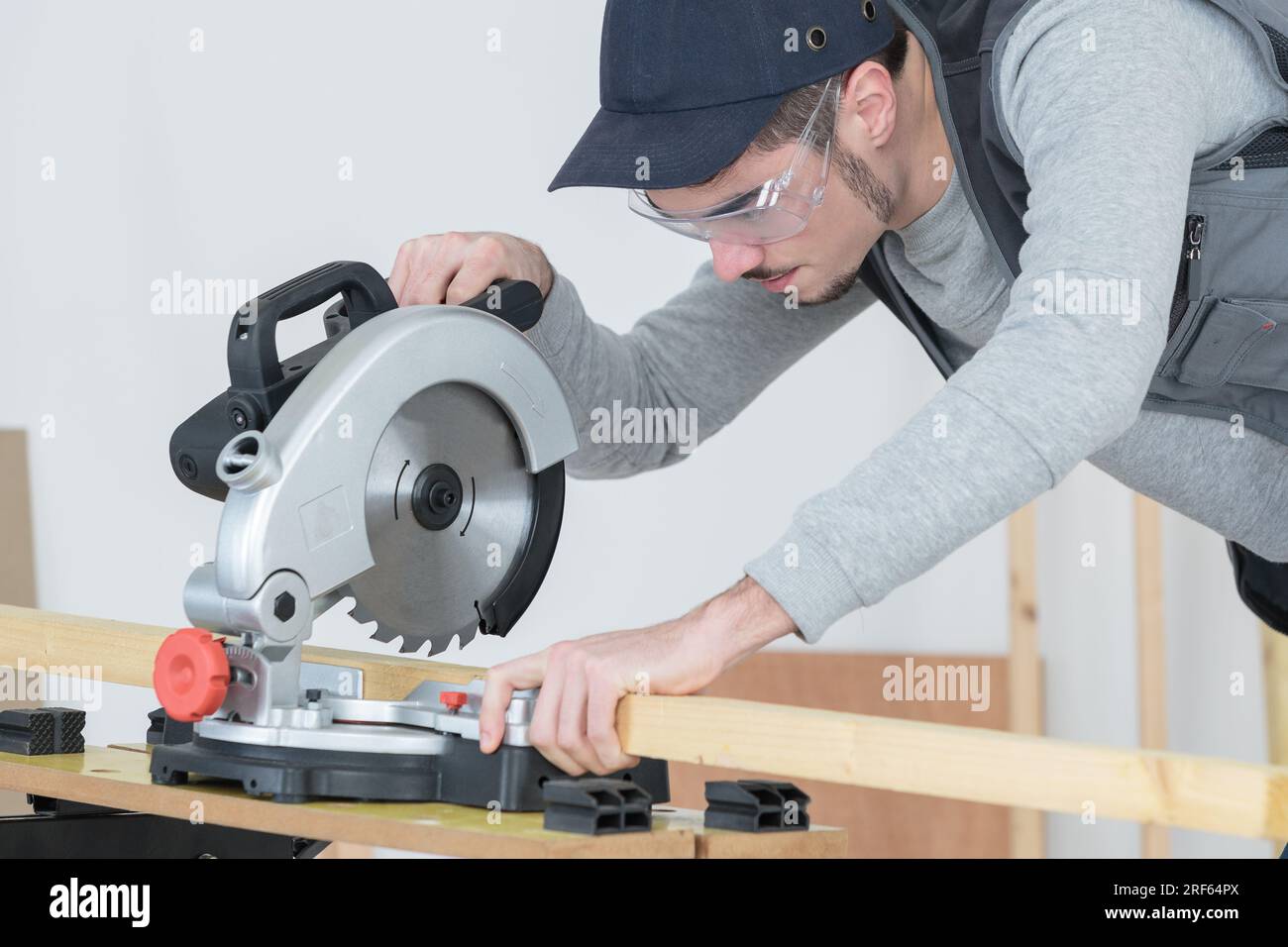 carpenter using circular saw for wood Stock Photo - Alamy
