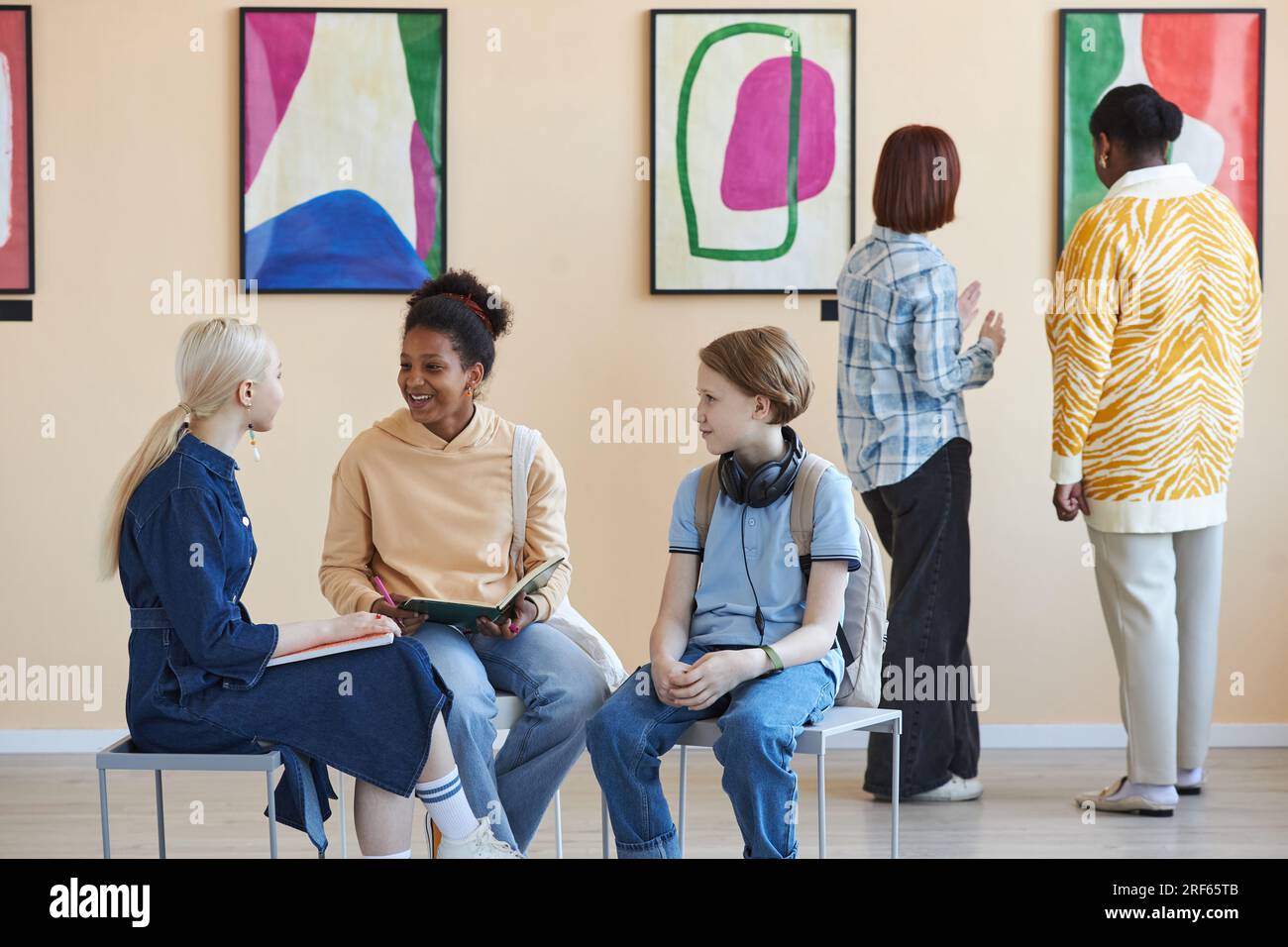 Teenager museum teenagers hi-res stock photography and images - Alamy
