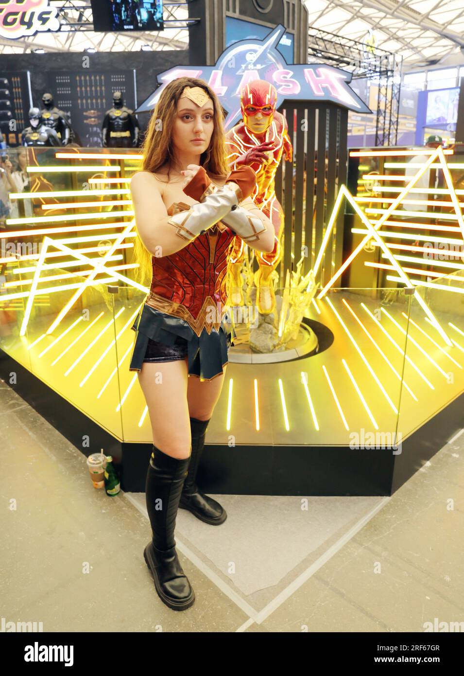 Wonder woman cosplayer hi-res stock photography and images - Alamy