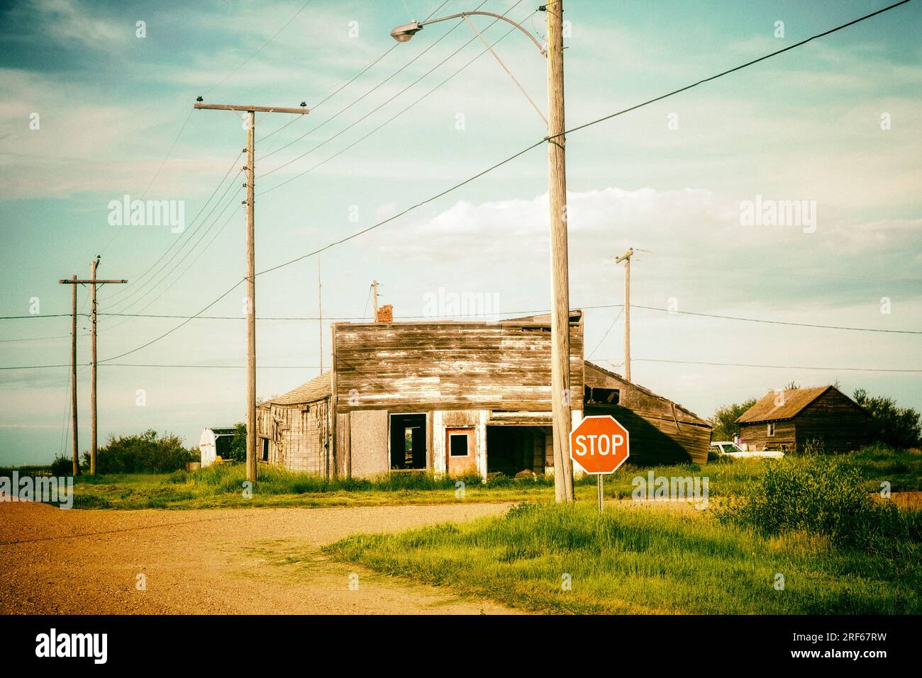 Old abandoned storefront hi-res stock photography and images - Alamy
