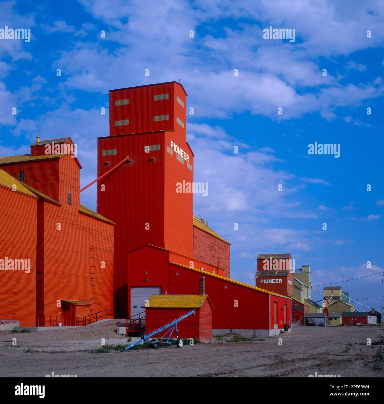 Grain elevator architecture alberta hi-res stock photography and images ...