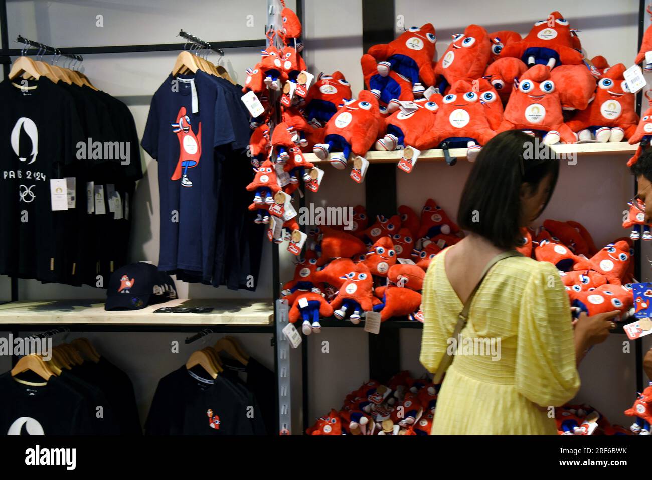 Paris, France. 31st July, 2023. Official Shop of the Paris 2024 ...