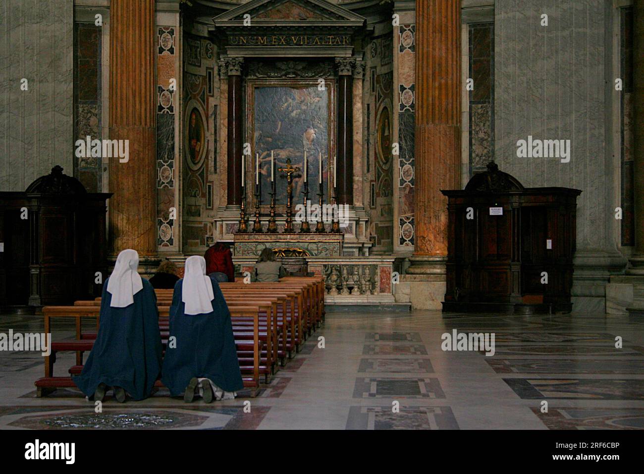 Nuns vatican praying hi-res stock photography and images - Alamy