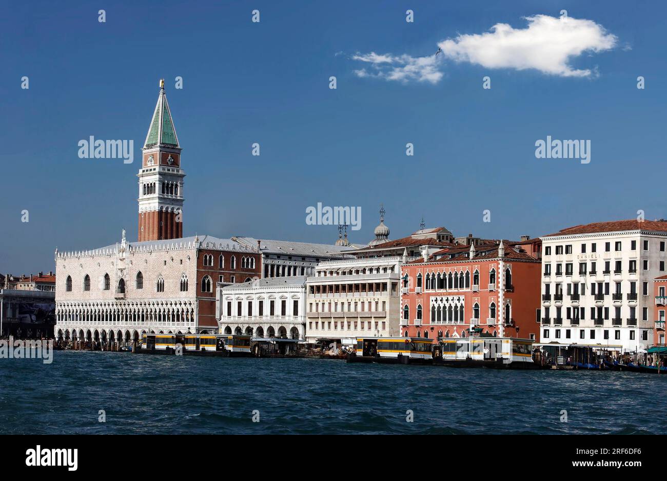 Venecia exterior hi-res stock photography and images - Alamy