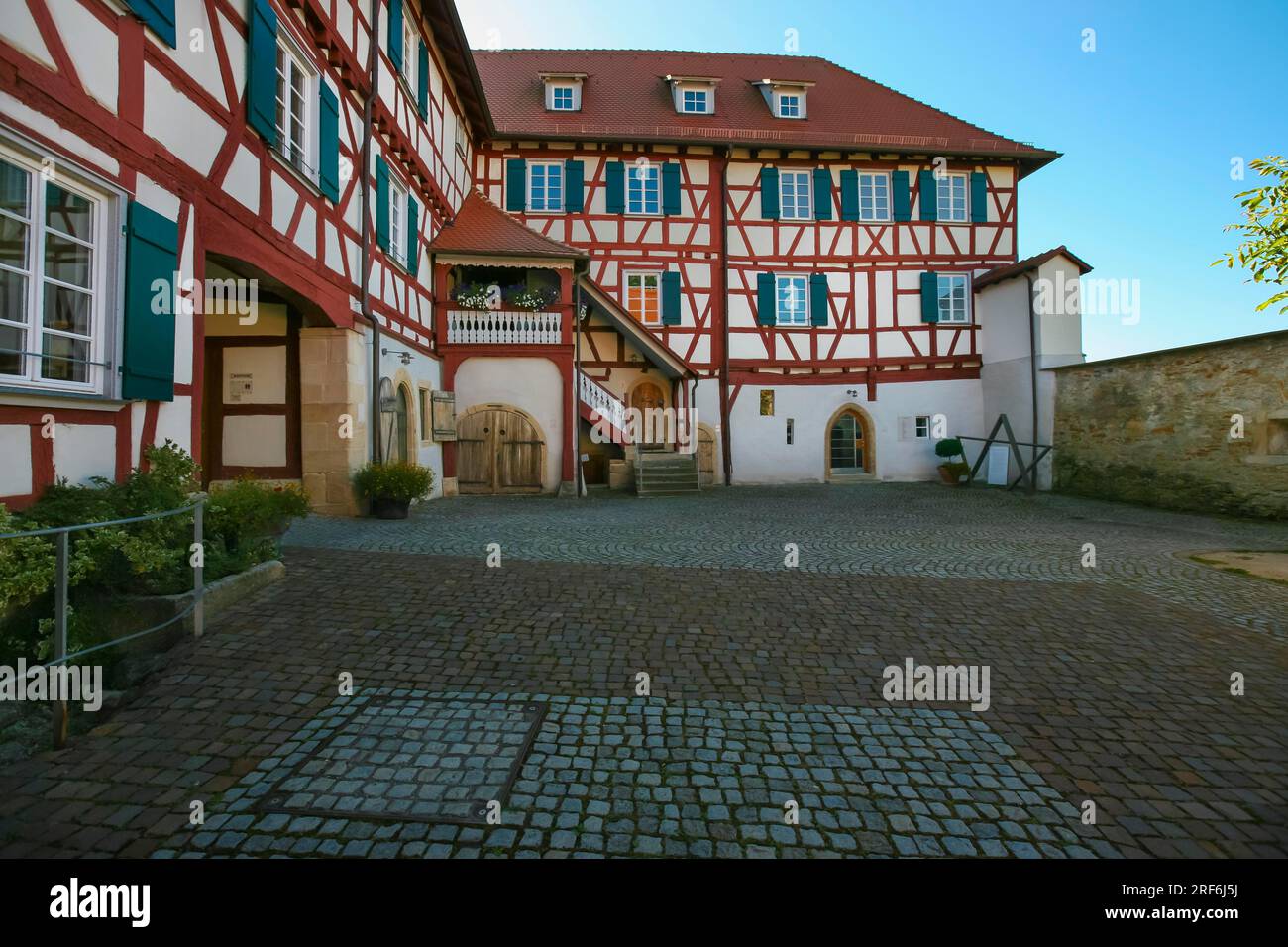 Gomaringen Castle, castle courtyard, paving stones, windows, green ...