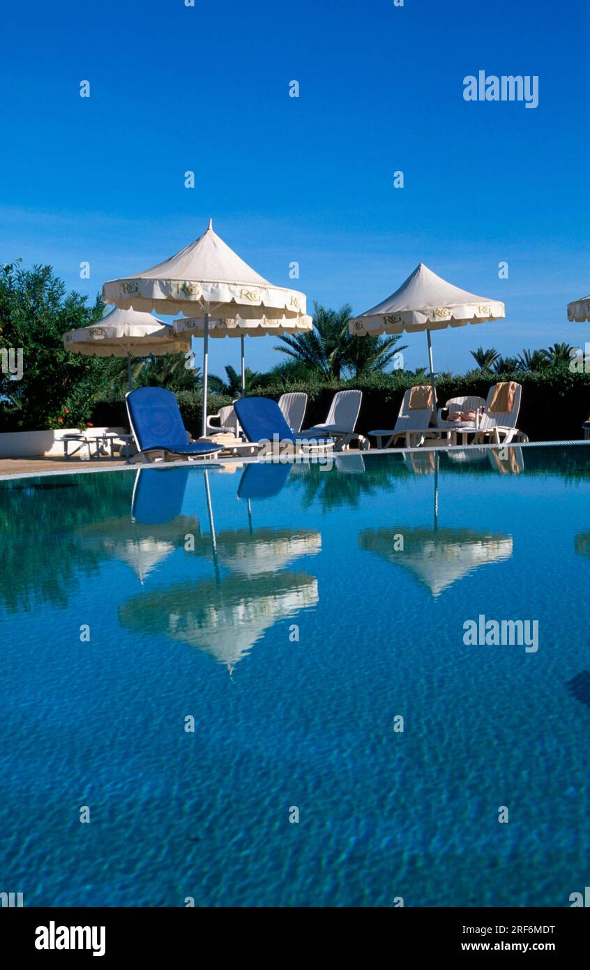 Parasols and sun loungers at swimming pools, parasol Stock Photo - Alamy