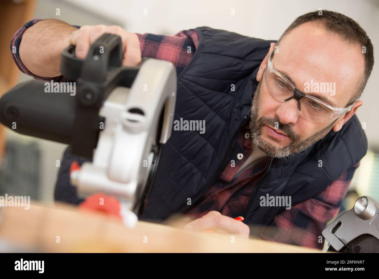 carpenter with an electric router horizontal shot Stock Photo - Alamy