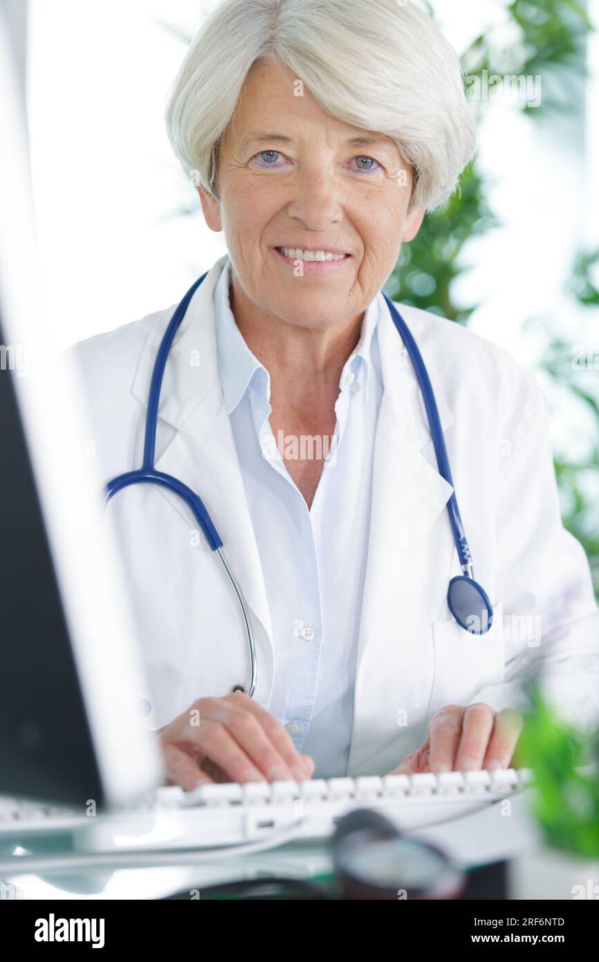 Lady doctor smiling camera sitting hi-res stock photography and images ...