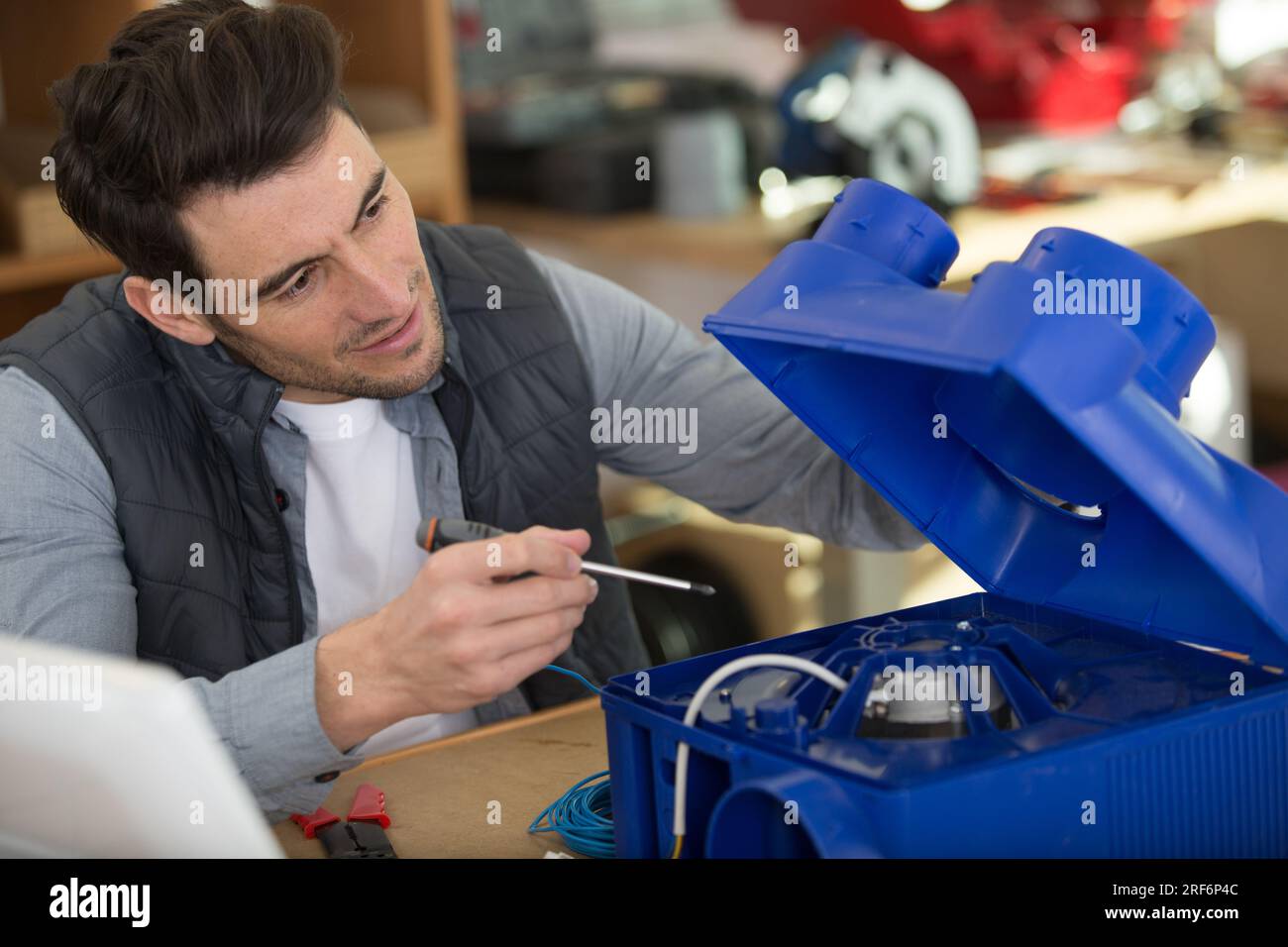 man wiring a hvac unit Stock Photo - Alamy