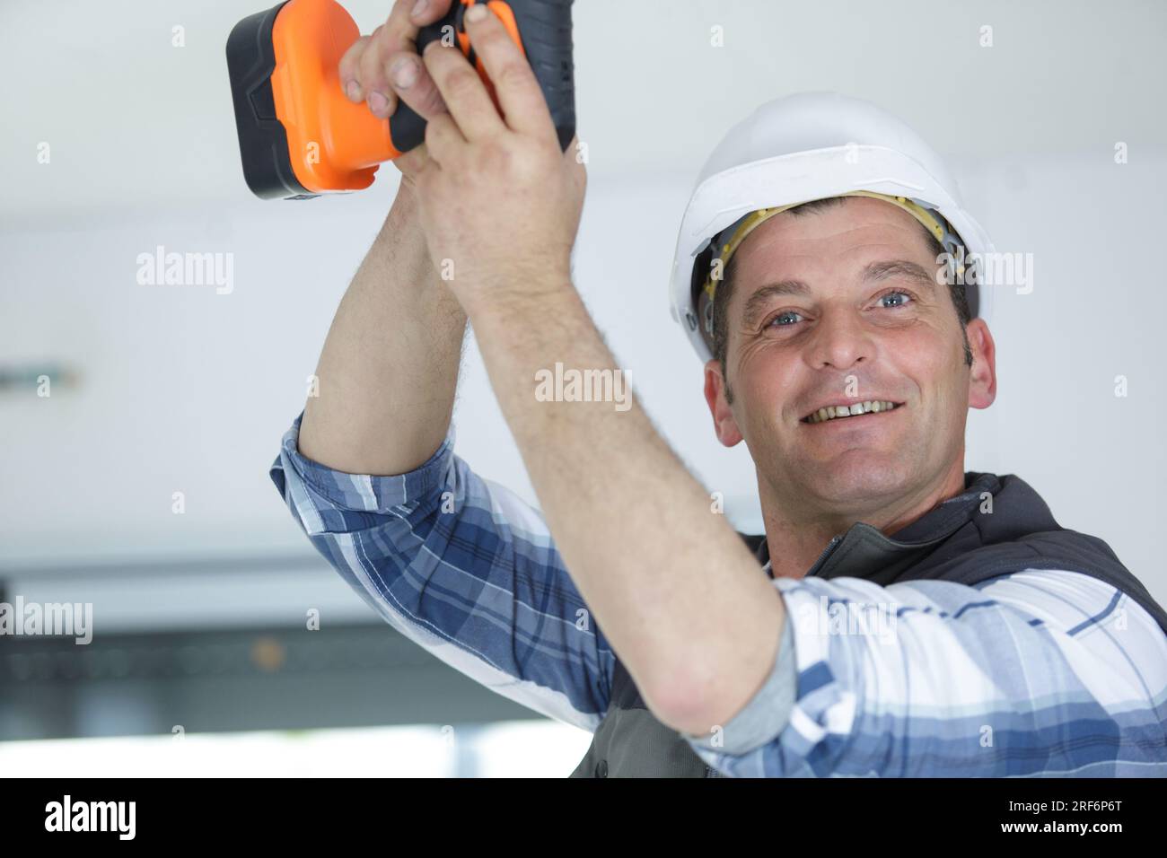 construction worker assemble a suspended ceiling Stock Photo - Alamy
