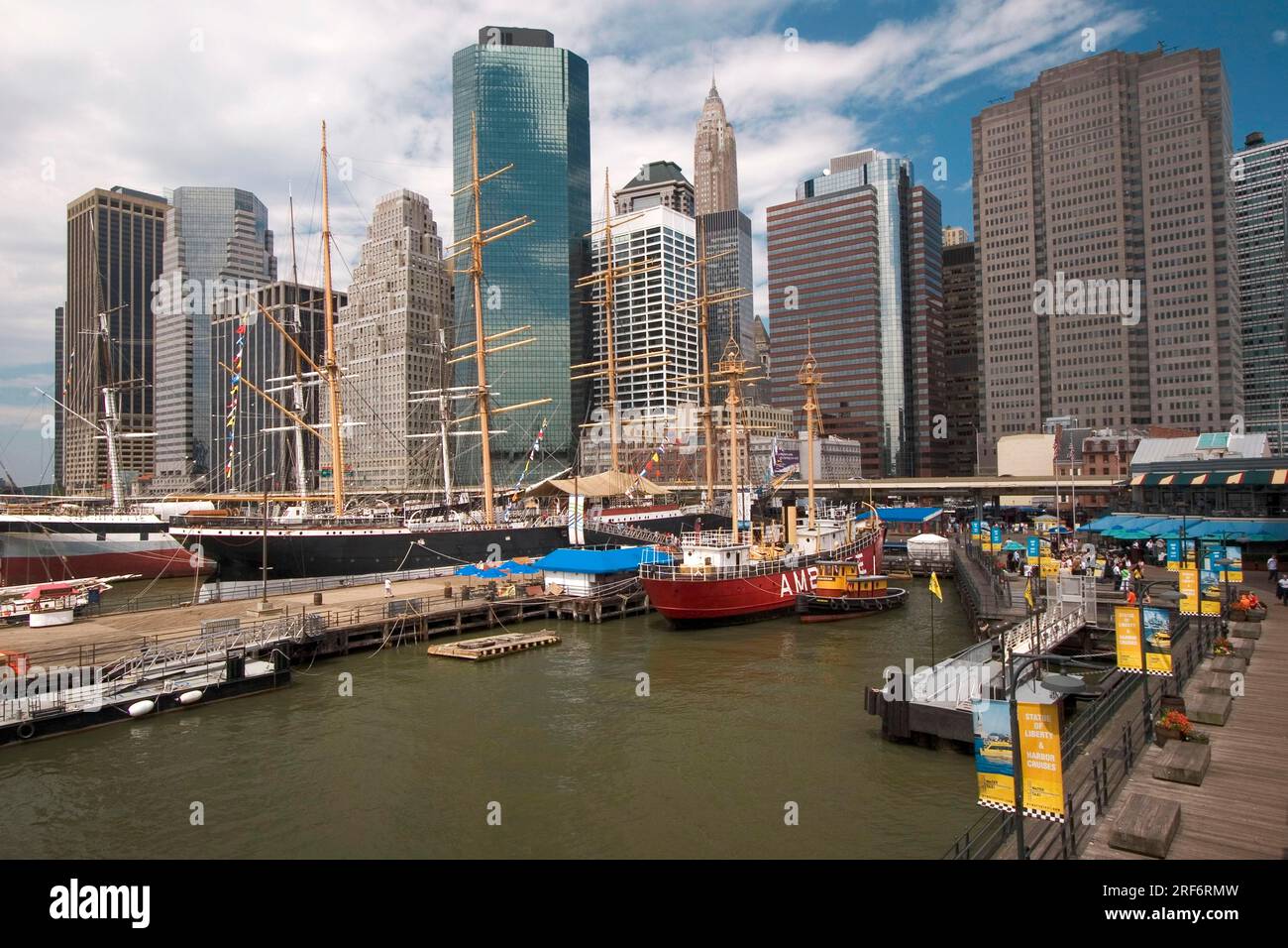 Manhattan loading hi-res stock photography and images - Alamy