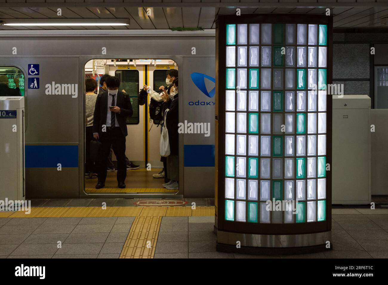 An Odakyu 4000 Series train at Kokkai-gijidō-mae Station on the Chiyoda ...