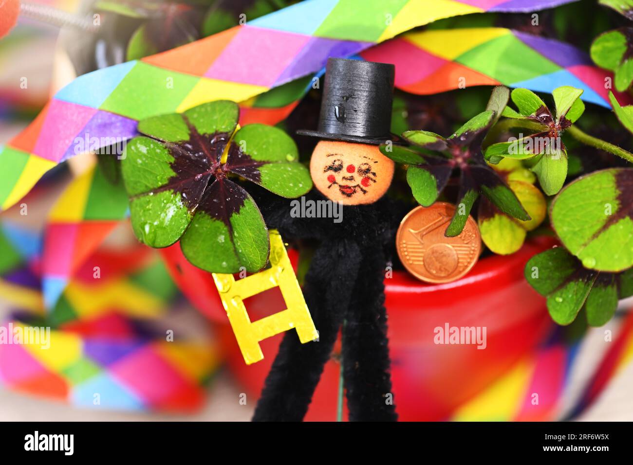 Glücksklee mit Schornsteinfeger-Figur, Symbolfoto Neujahr Stock Photo - Alamy