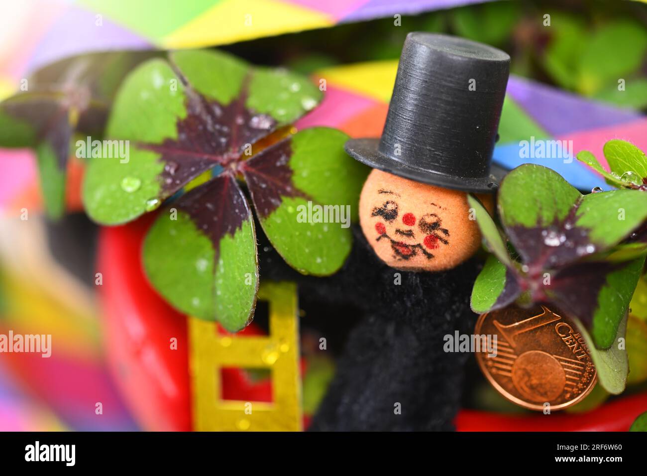 Glücksklee mit Schornsteinfeger-Figur, Symbolfoto Neujahr Stock Photo - Alamy