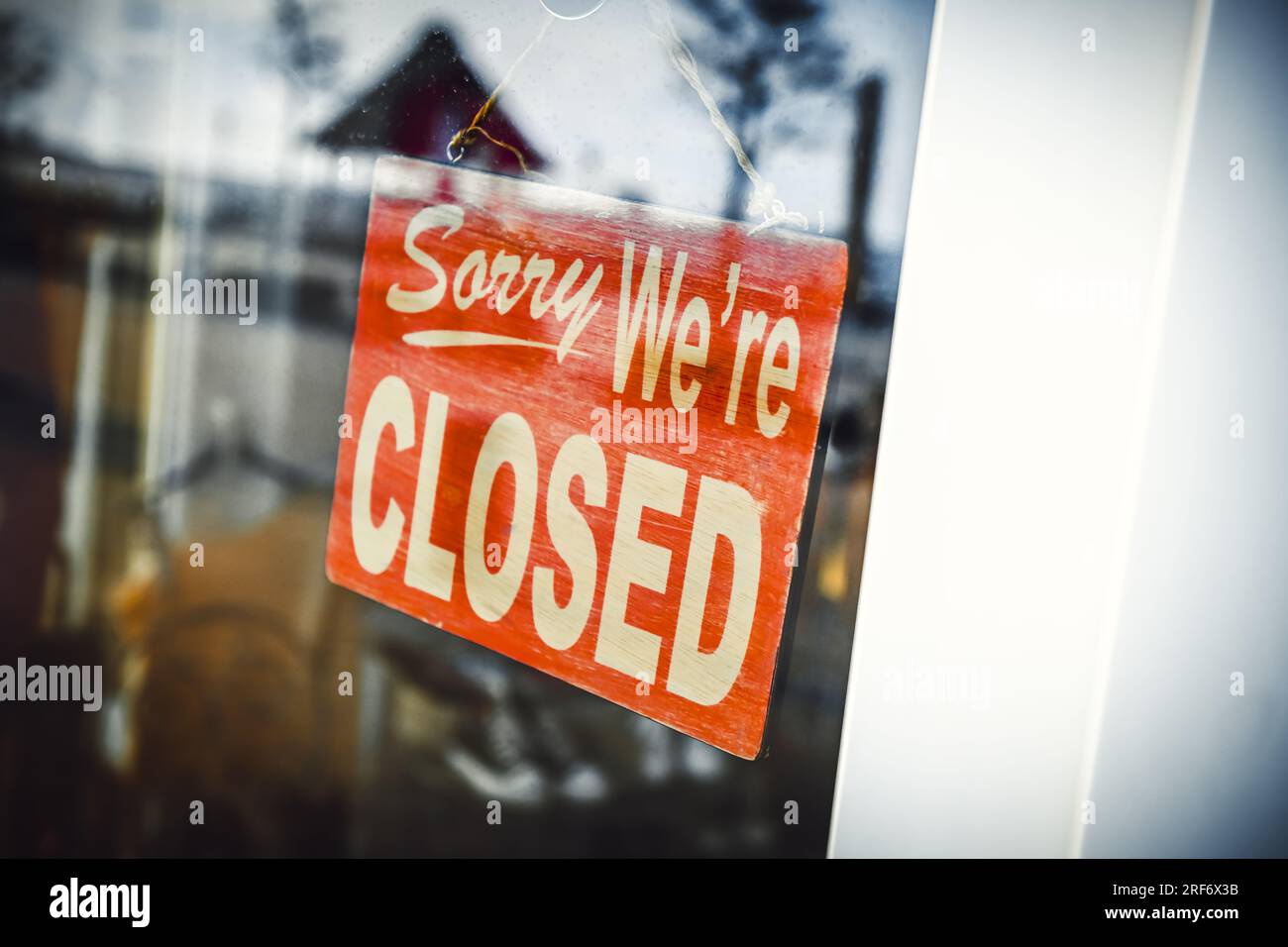 Schild mit der Aufschrift Sorry we´re closed hängt in einem ...