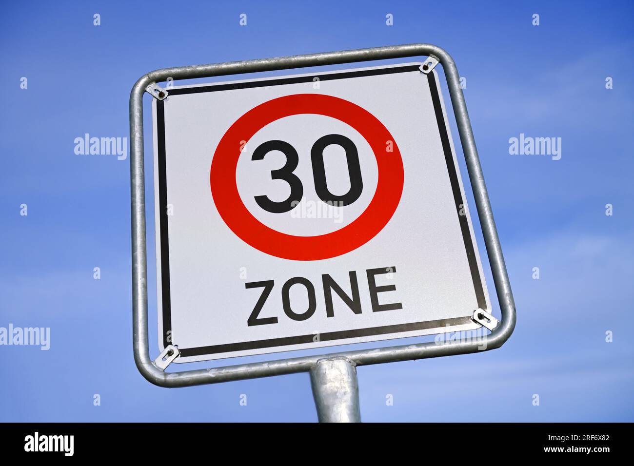 30 zonen schild hi-res stock photography and images - Alamy
