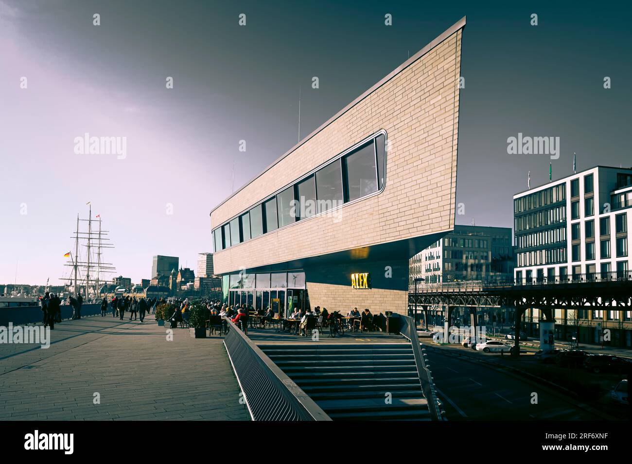 Elbpromenade am Hafen mit Cafe Alex in Hamburg, Deutschland Stock Photo ...