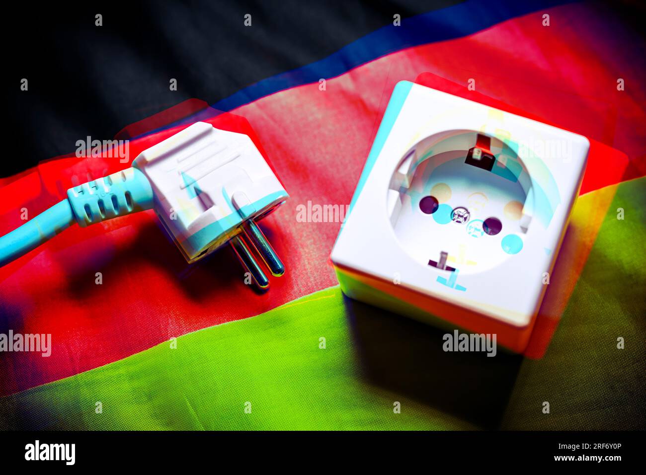 Von Steckdose getrennter Stecker auf Deutschlandfahne, Symbolfoto für ...