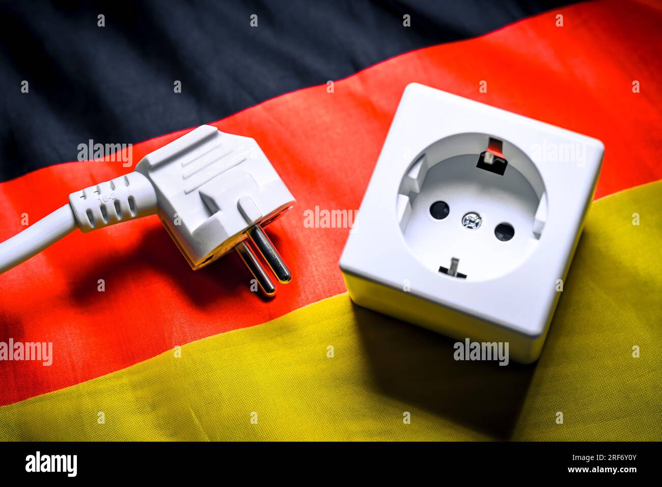 Von Steckdose getrennter Stecker auf Deutschlandfahne, Symbolfoto für ...