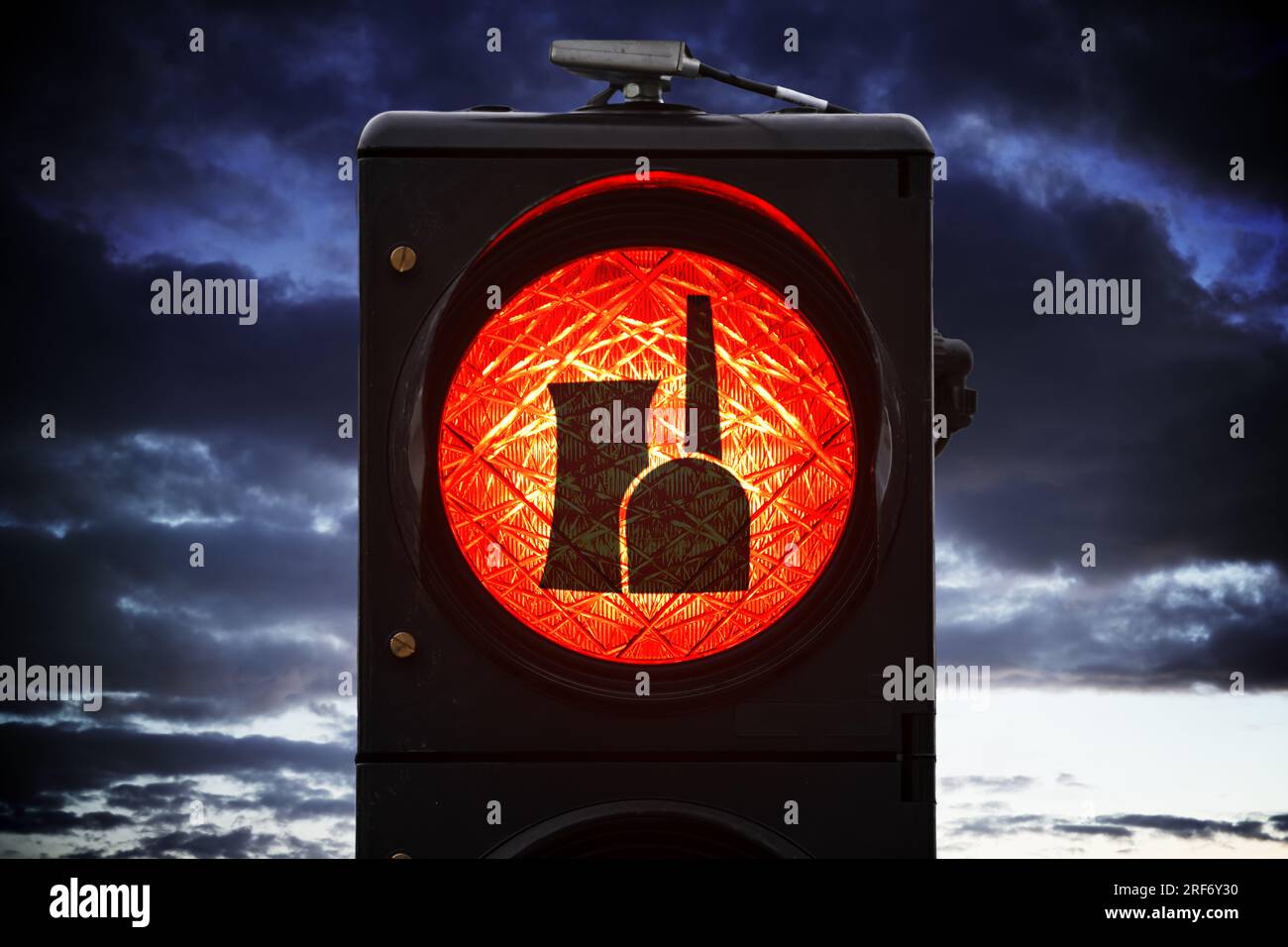 FOTOMONTAGE, Rote Ampel mit AKW-Symbol, Symbolfoto für die AKW ...