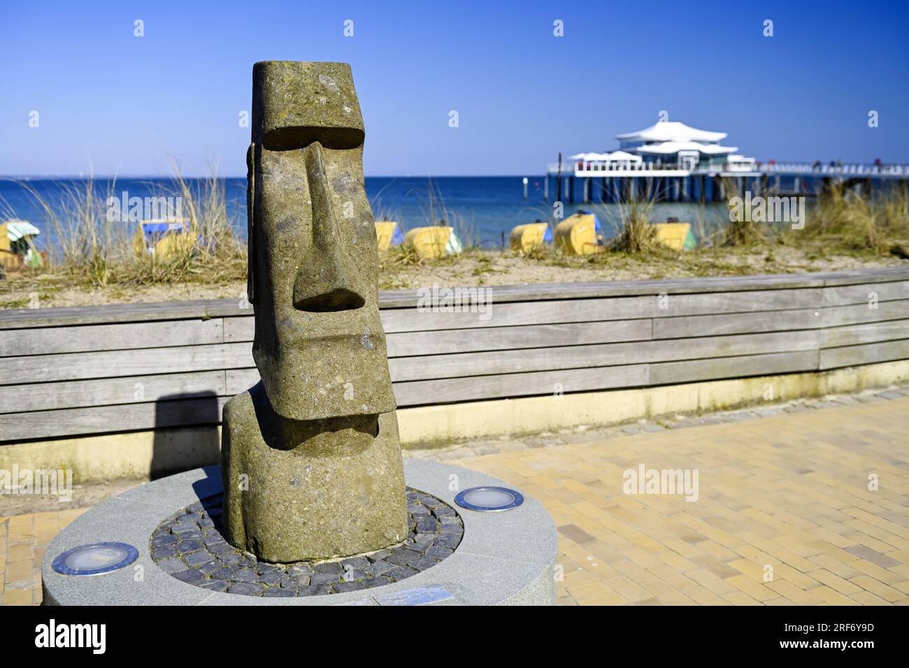 Strandpromenade mit Moai-Skulptur in Timmendorfer Strand, Schleswig ...
