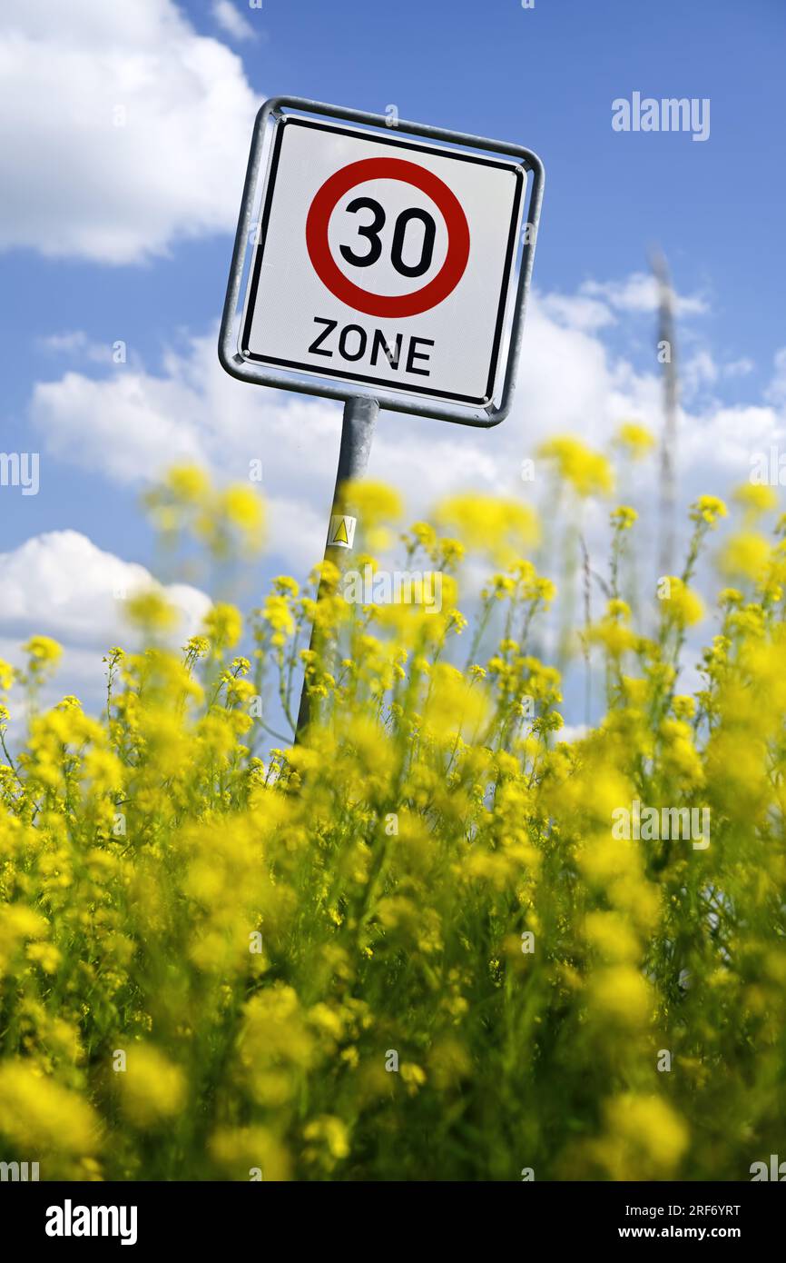 Zone 30 verkehrszeichen hi-res stock photography and images - Alamy