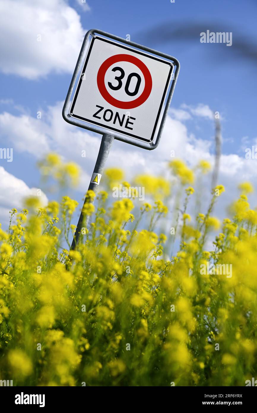 Zone 30 verkehrszeichen hi-res stock photography and images - Alamy