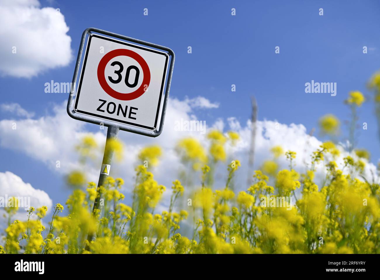 Zone 30 verkehrszeichen hi-res stock photography and images - Alamy