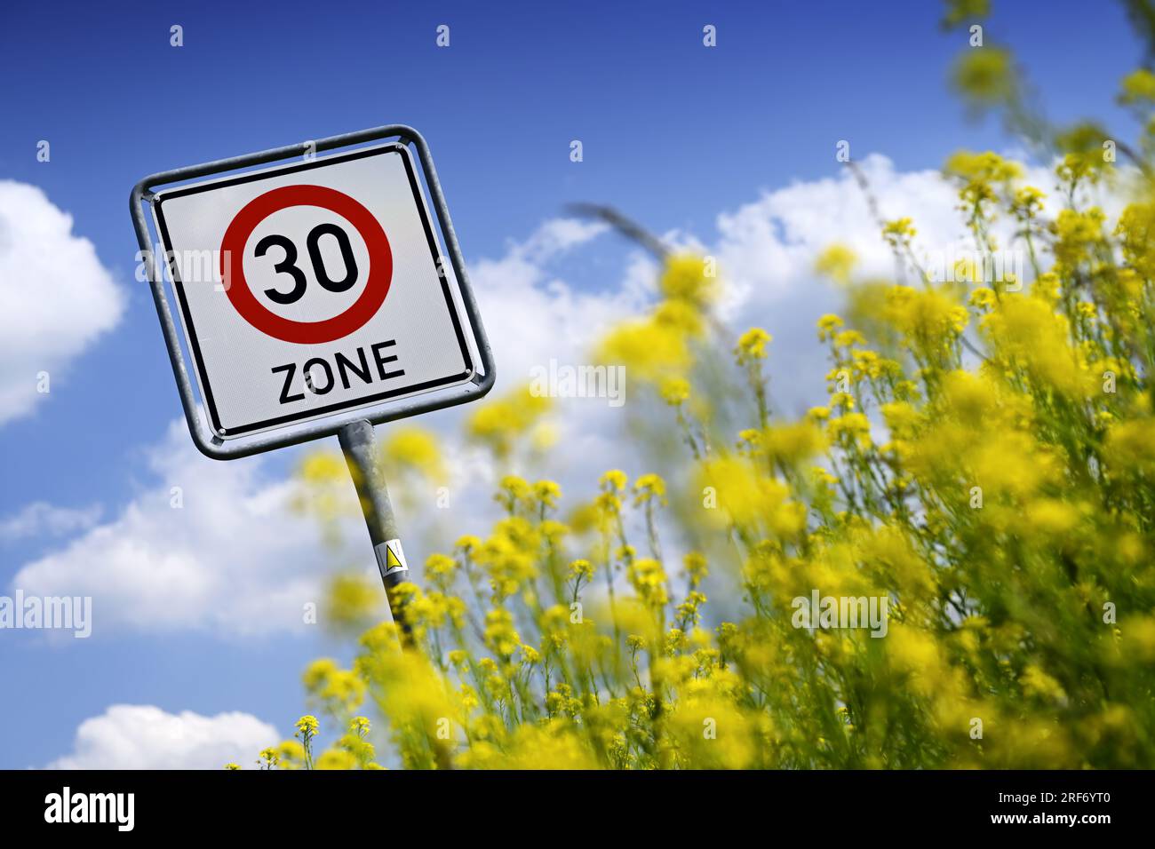 Tempo 30 zone hi-res stock photography and images - Alamy