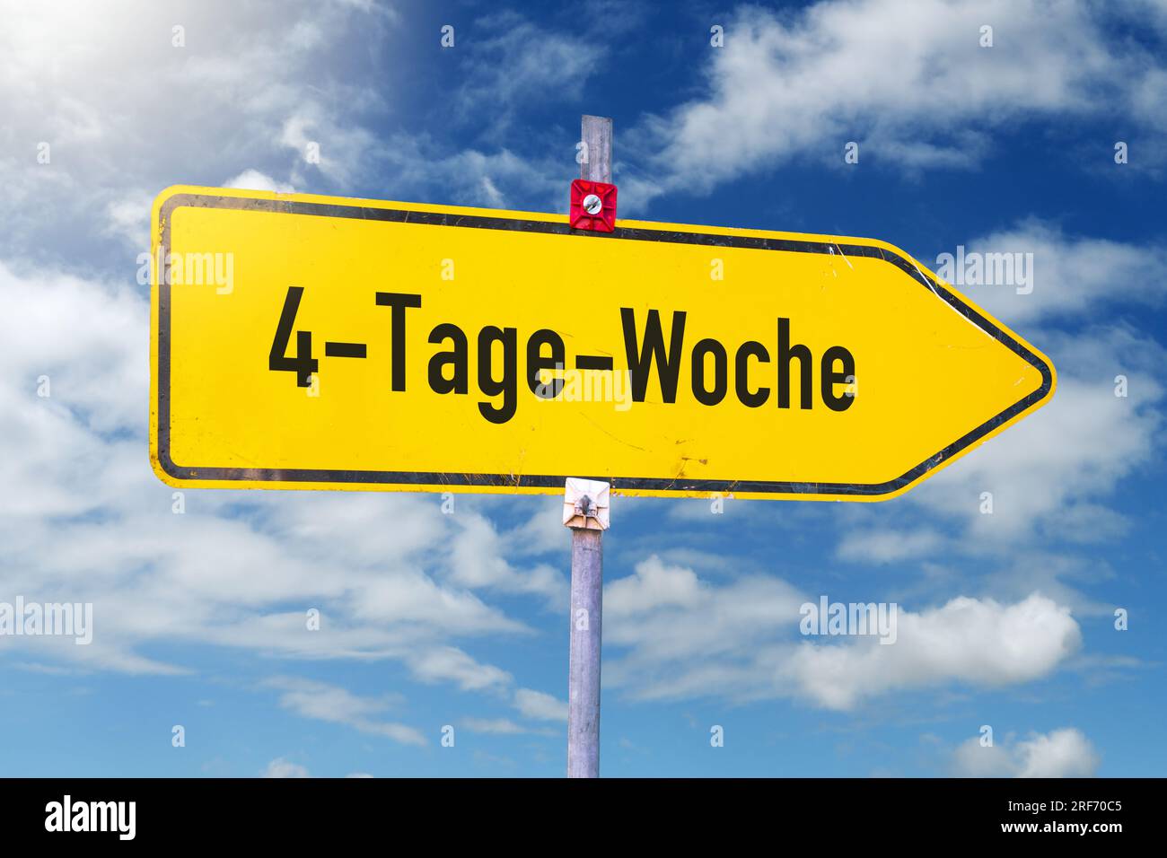 FOTOMONTAGE, Wegweiser Vier-Tage-Woche Stock Photo - Alamy