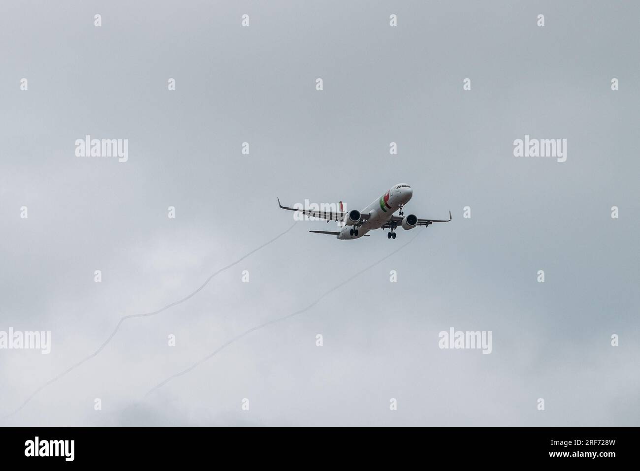 View of a TAP Air Portugal Airbus A321 jet airplane approaching to land ...